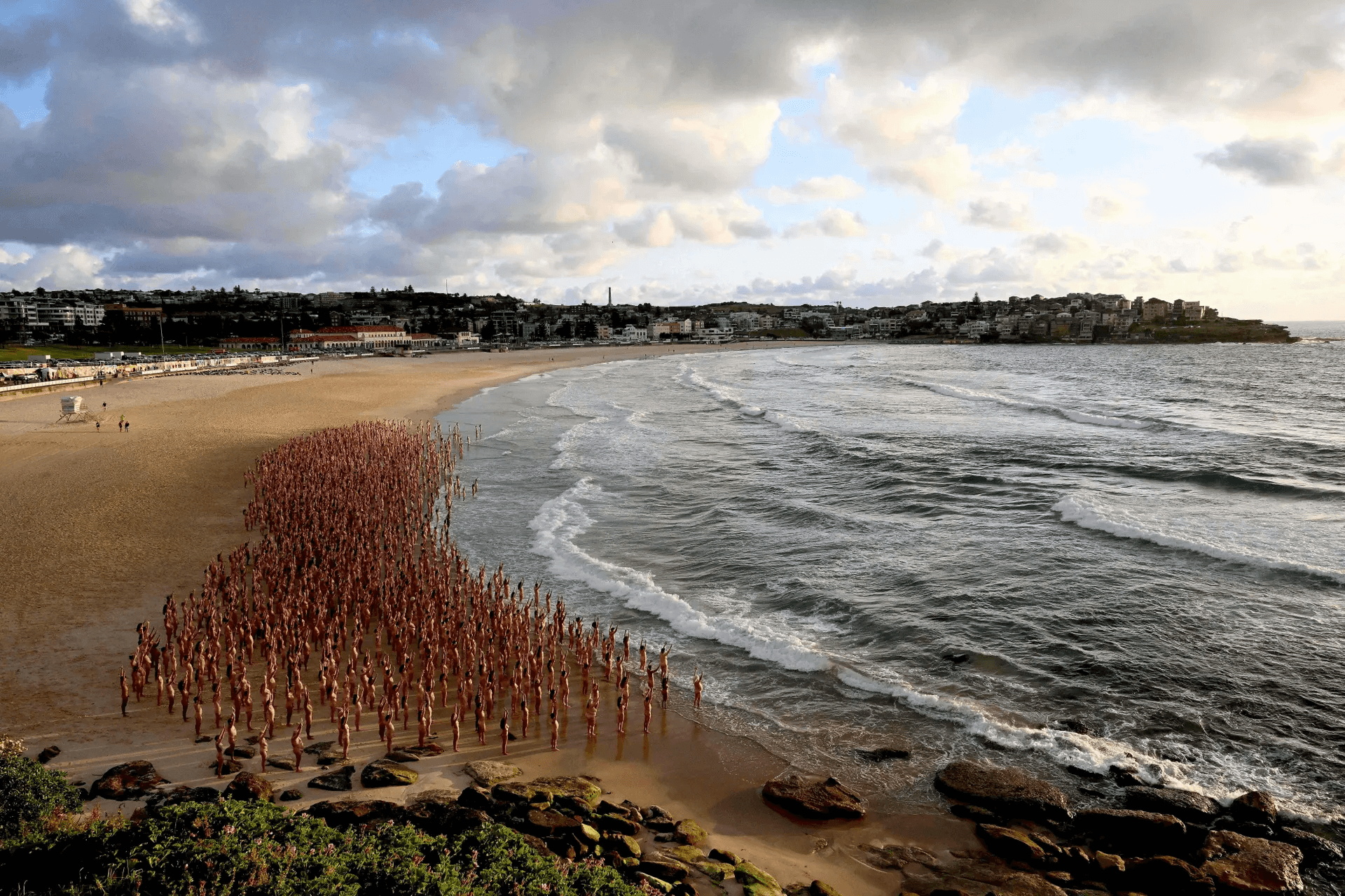 У Сіднеї тисячі людей знялися оголеними для проєкту Спенсера Туніка ...